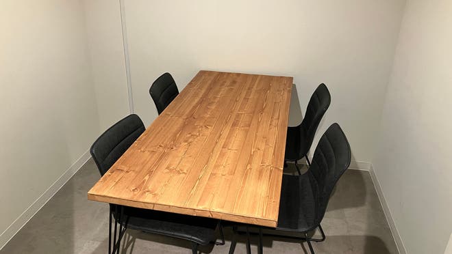 株式会社リオ・コンサルティングが運営する農林会館7階にある貸し会議室です。(小会議室4人まで)の写真1