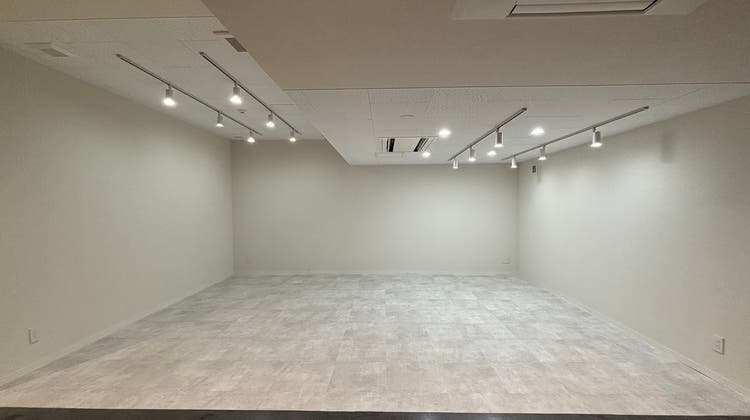 【戸田駅2分】話題のConecTodaさぼり場2号店 貸切宴会、撮影会、展示会、ワークショップ 白壁のシンプルなスペースの写真1