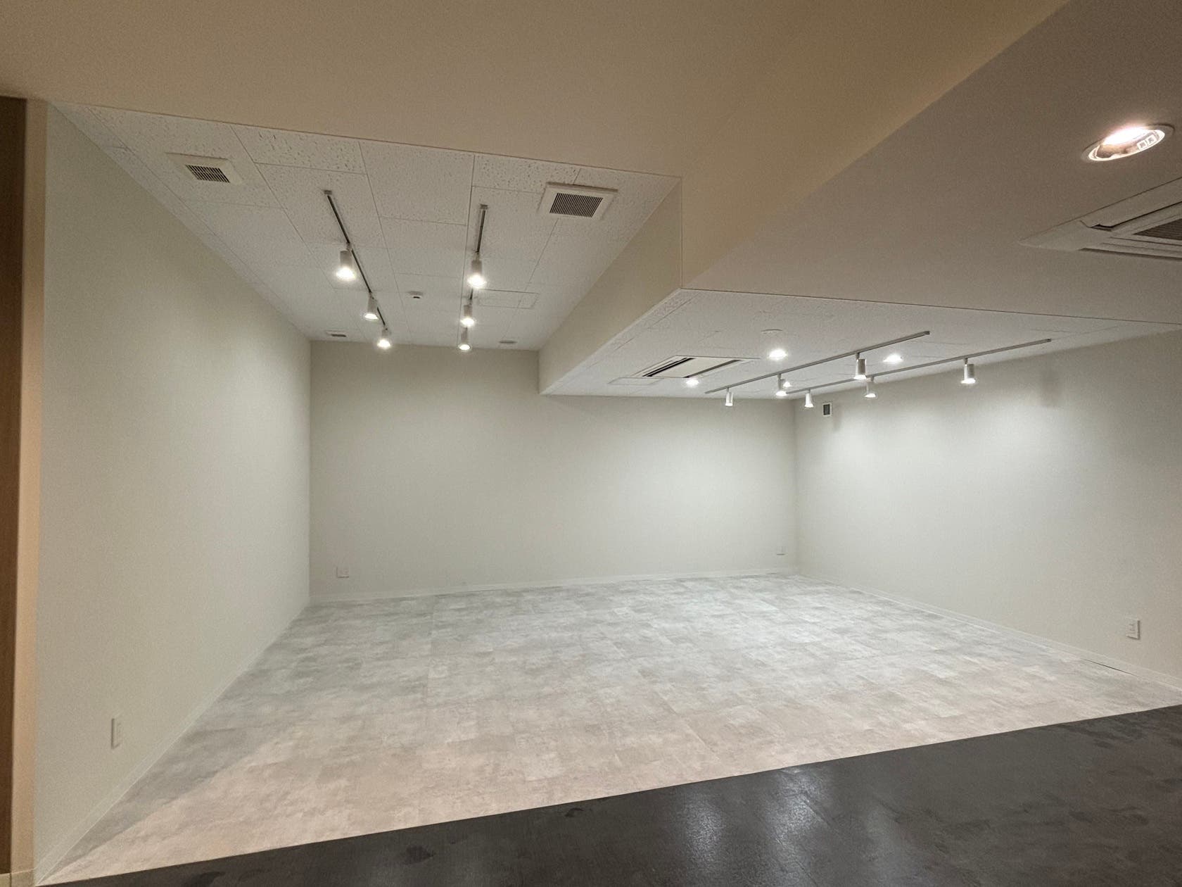 【戸田駅2分】話題のConecTodaさぼり場２号店　貸切宴会、撮影会、展示会、ワークショップ　白壁のシンプルなスペースの写真10