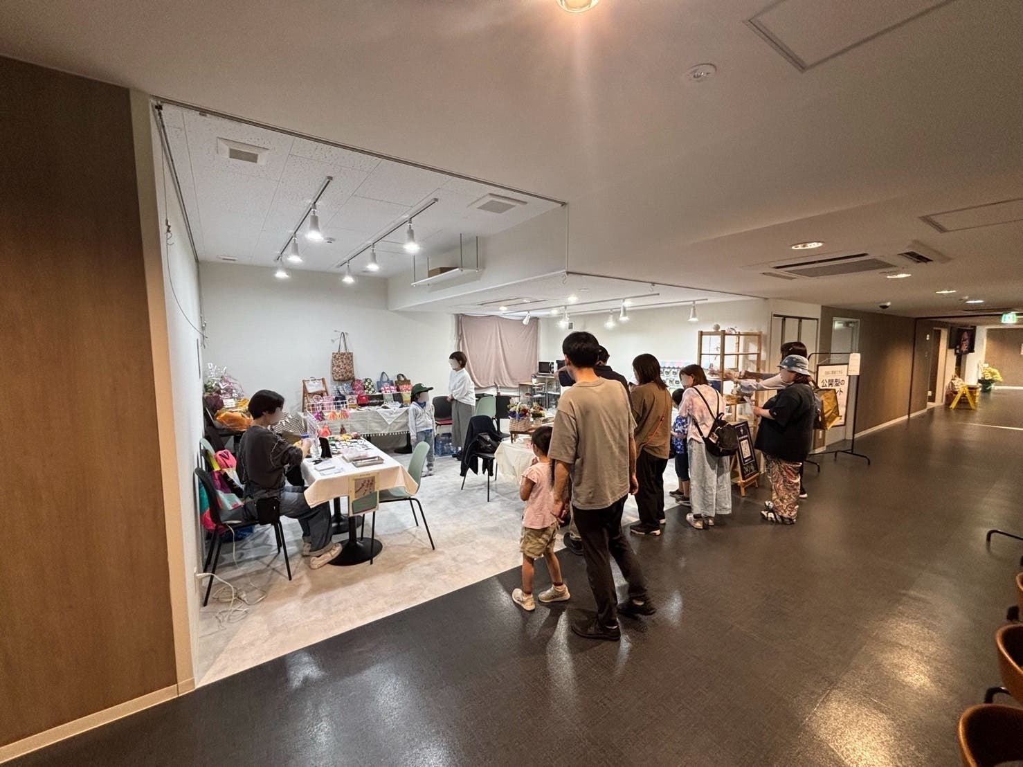 【戸田駅2分】話題のConecTodaさぼり場２号店　貸切宴会、撮影会、展示会、ワークショップ　白壁のシンプルなスペースの写真8