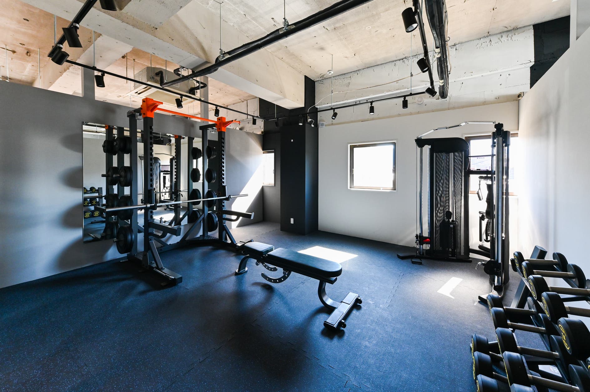 【南松本駅徒歩5分】各種マシン完備でパーソナルトレーニング可能な個室・無人ジム【撮影ご相談ください！】の写真1