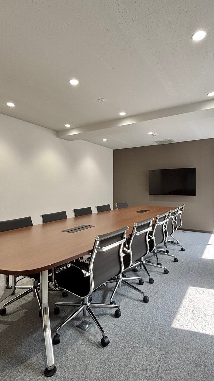 【博多駅徒歩7分】オフィス内ビルの完全個室】駐車場1台無料・WIFi無料・ホワイトボード・モニター無料！博多駅JSビル貸会議室の写真1