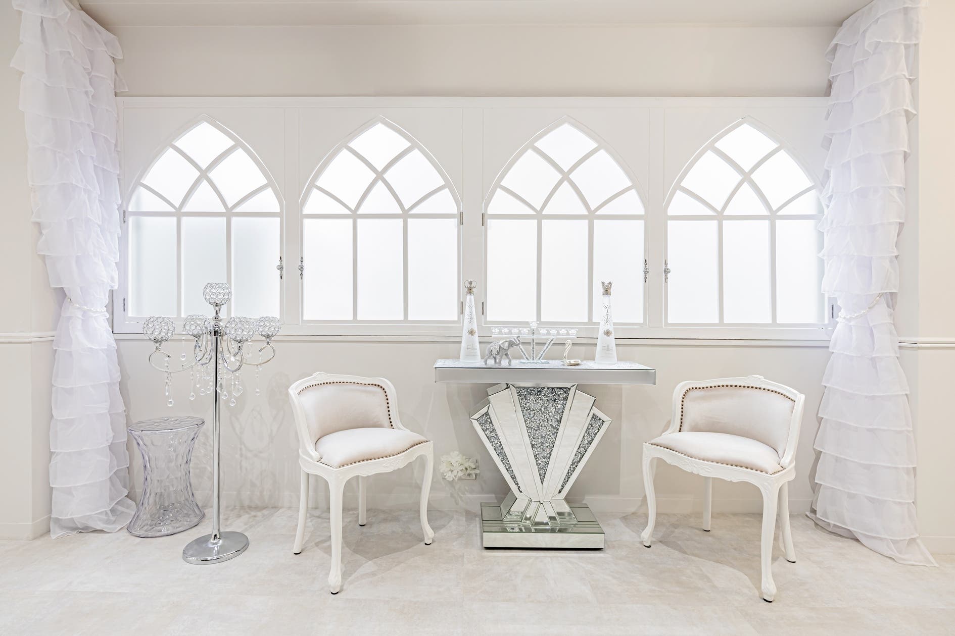 【花と蝶と妖精たちの物語】白基調｜４面採光｜特大ケーキ｜巨大蝶｜チャペル｜階段｜時計台｜ドレス着放題！｜撮影機材無料!の写真3