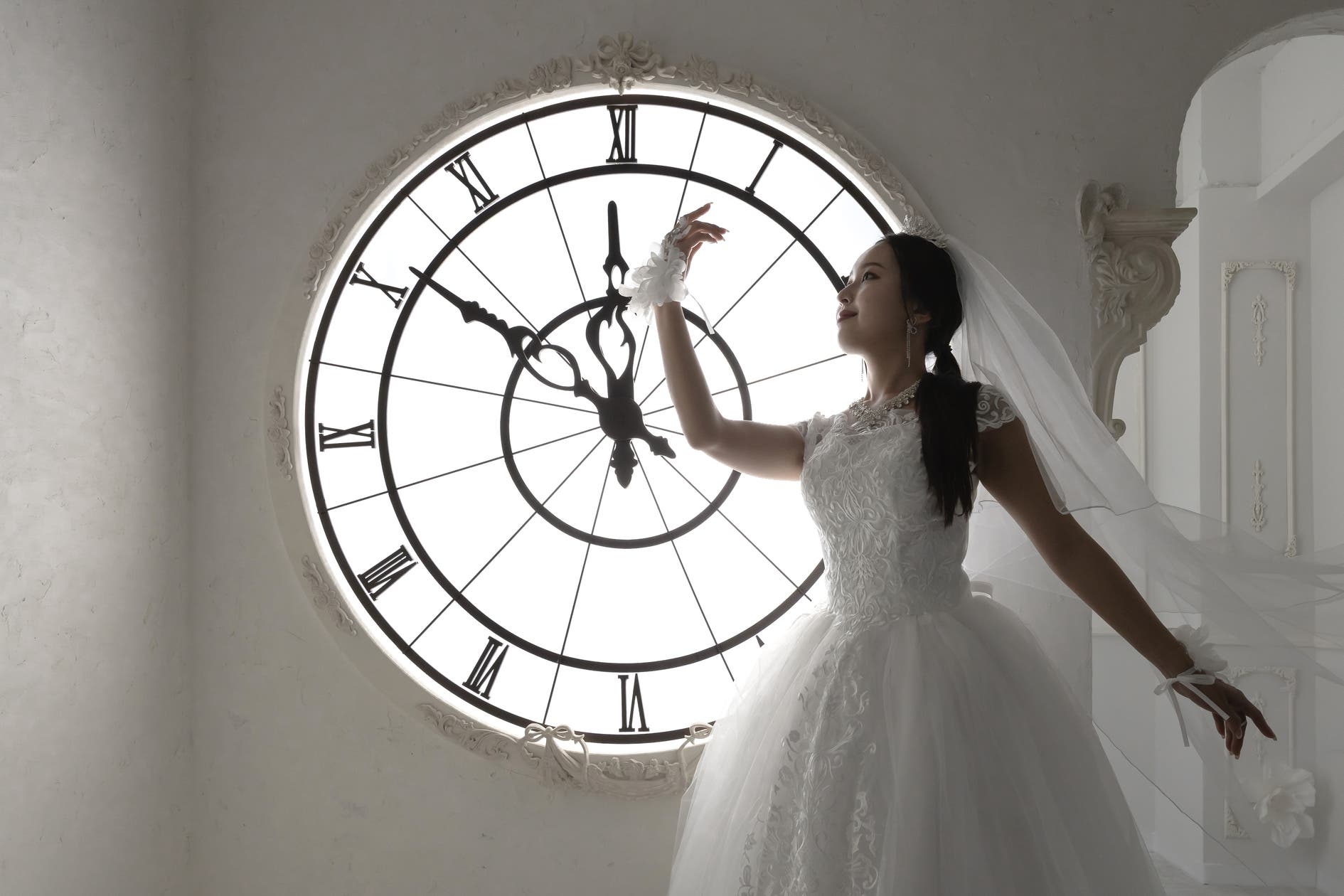 【花と蝶と妖精たちの物語】白基調｜４面採光｜特大ケーキ｜巨大蝶｜チャペル｜階段｜時計台｜ドレス着放題！｜撮影機材無料!の写真7