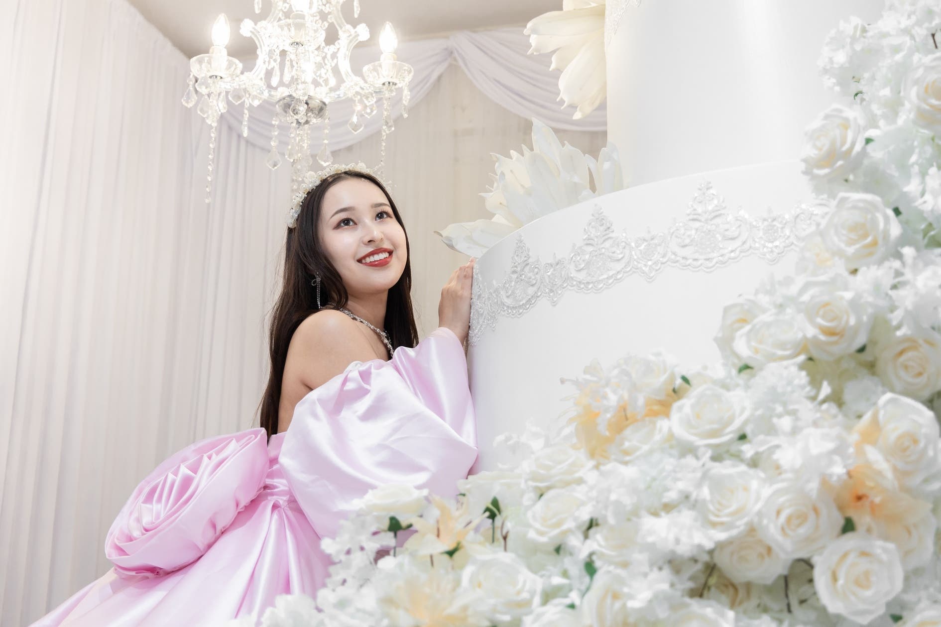 【花と蝶と妖精たちの物語】白基調｜４面採光｜特大ケーキ｜巨大蝶｜チャペル｜階段｜時計台｜ドレス着放題！｜撮影機材無料!の写真10