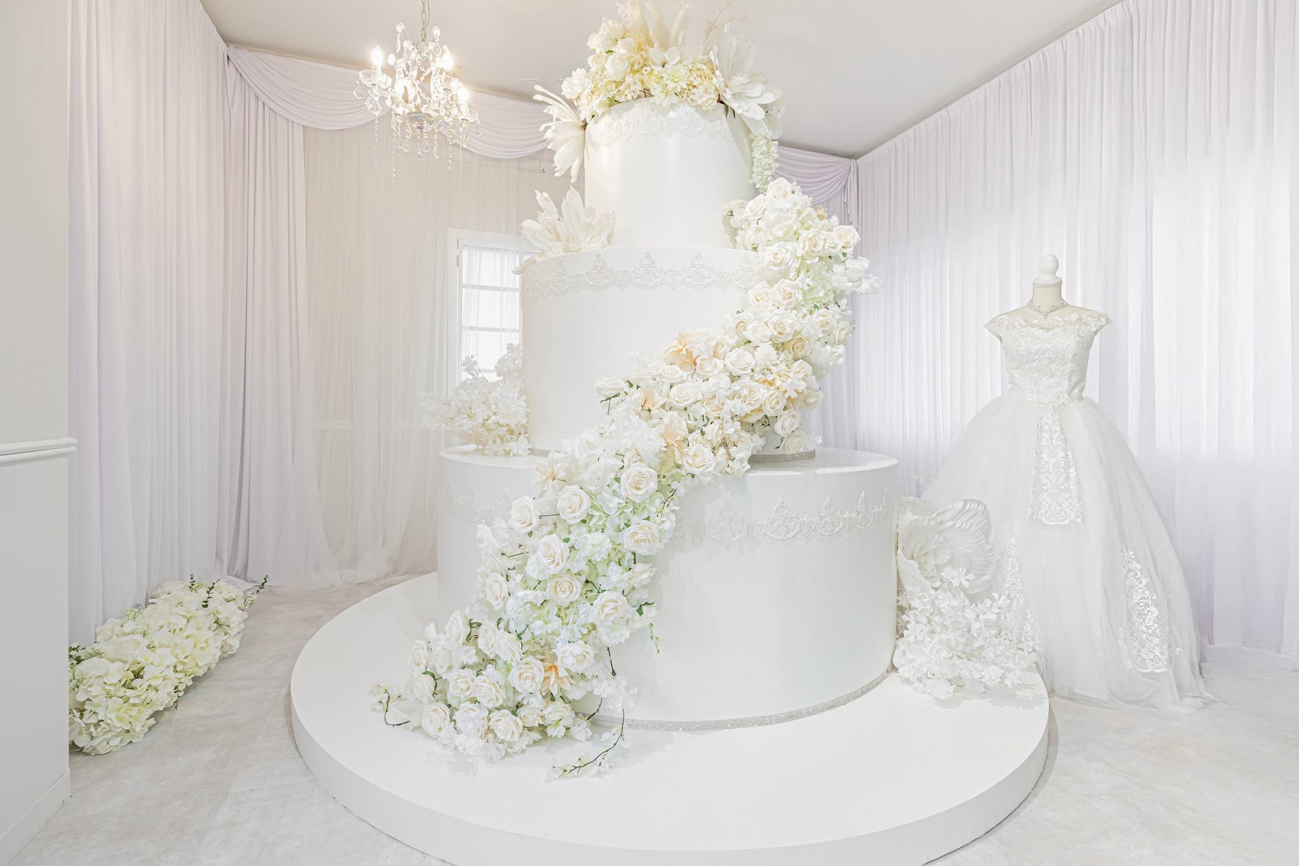 【花と蝶と妖精たちの物語】白基調｜４面採光｜特大ケーキ｜巨大蝶｜チャペル｜階段｜時計台｜ドレス着放題！｜撮影機材無料!の写真9