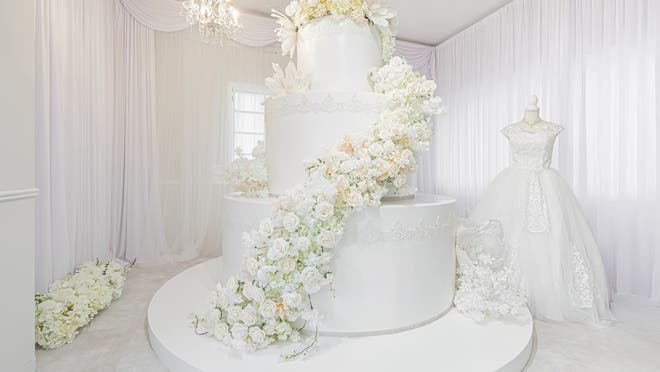 【花と蝶と妖精たちの物語】白基調|4面採光|特大ケーキ|巨大蝶|チャペル|階段|時計台|ドレス着放題!|撮影機材無料!の写真9