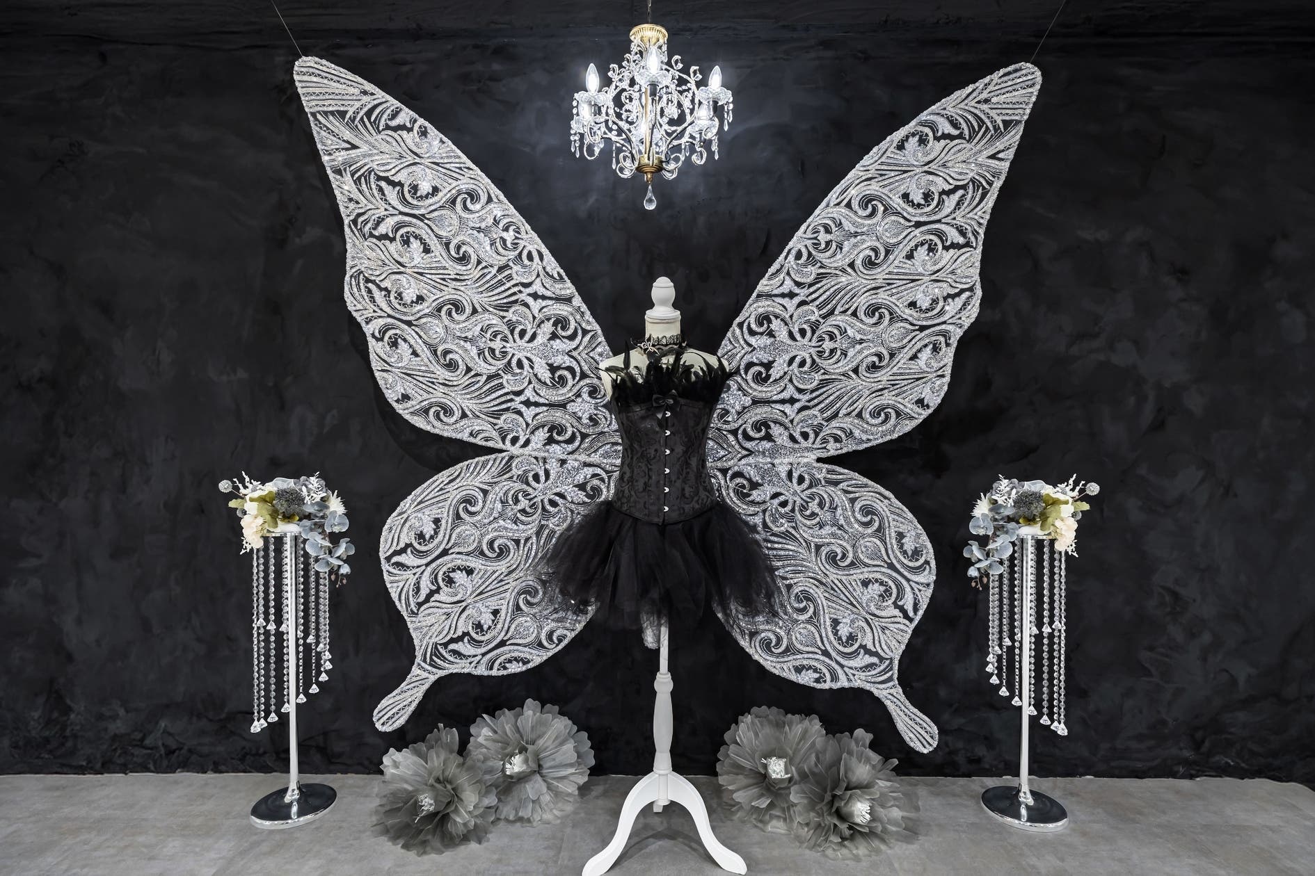 【花と蝶と妖精たちの物語】白基調｜４面採光｜特大ケーキ｜巨大蝶｜チャペル｜階段｜時計台｜ドレス着放題！｜撮影機材無料!の写真13