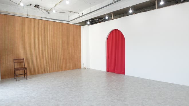 【中野7分】白壁+アーチ+ウッド壁|フルカラーLEDライト+背景紙無料|【人物撮影|ペット可】の写真9
