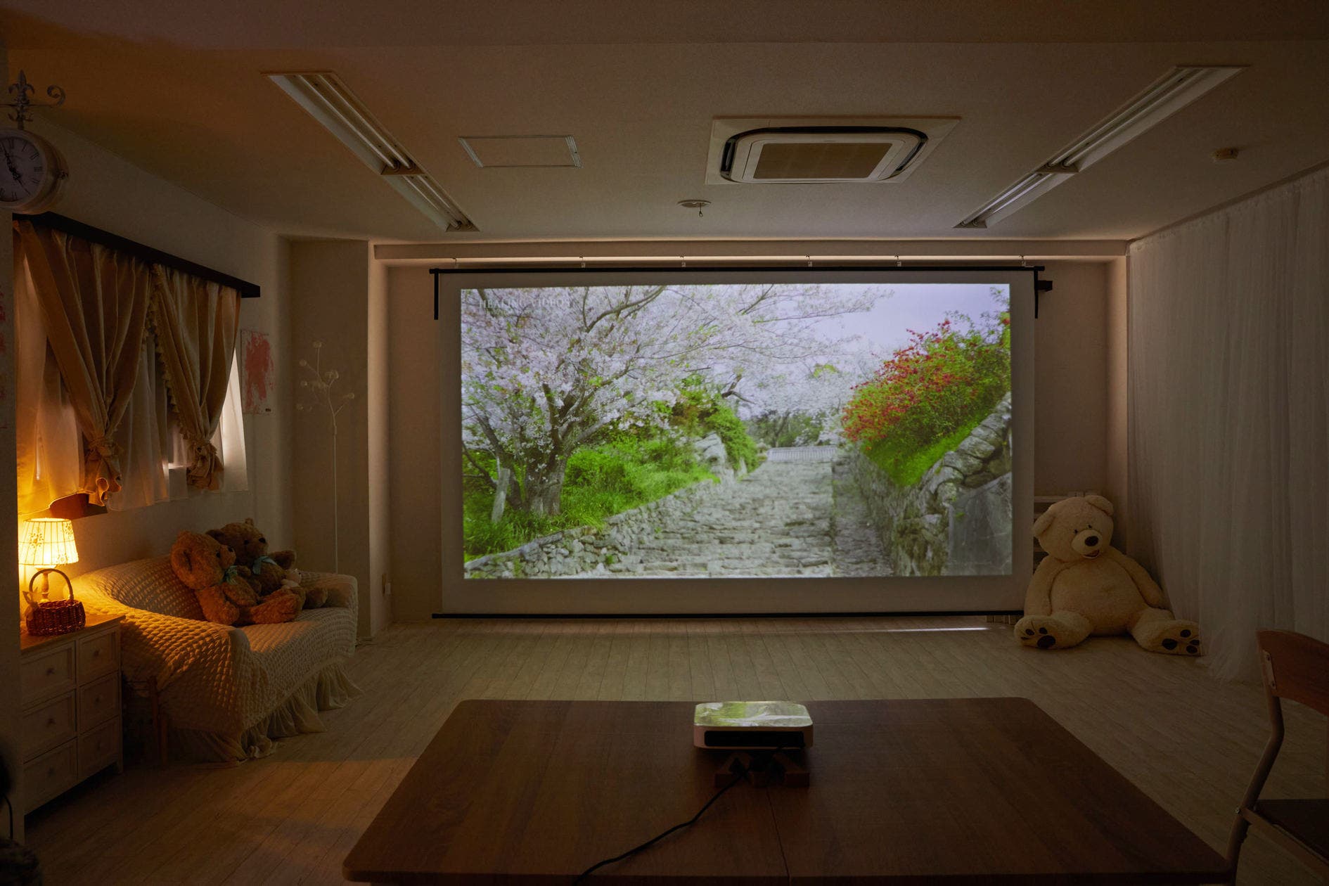 〈無料OP〉プロジェクター用スクリーンの画像1