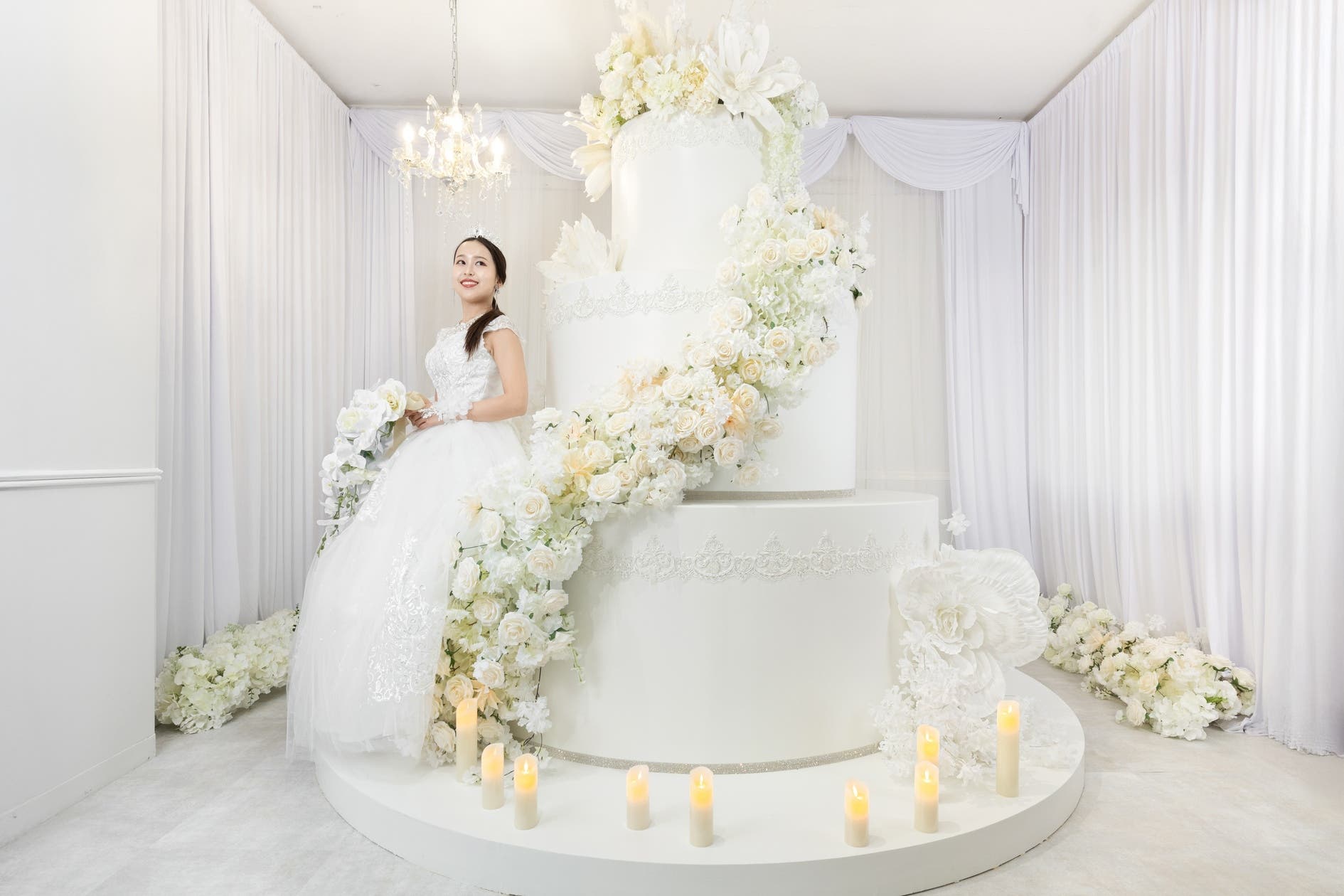 【花と蝶と妖精たちの物語】白基調｜４面採光｜特大ケーキ｜巨大蝶｜チャペル｜階段｜時計台｜ドレス着放題！｜撮影機材無料!の写真2