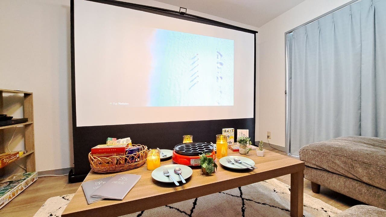 【🎄12月セール割引中】駅前好立地！（元町駅徒歩3分・三宮駅徒歩5分）大きなソファでくつろぐあなただけのシアタールーム🎦の写真1