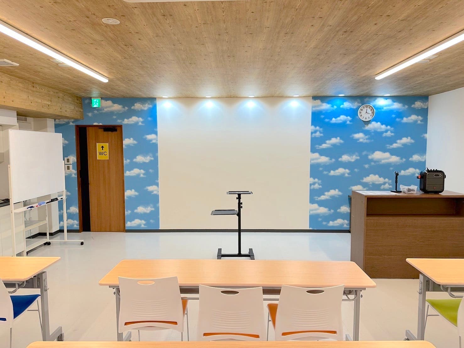 【大人数収容ホール】数十人規模のセミナーやイベントにお使いいただけます。オビヤギルド3階にあります。の写真3