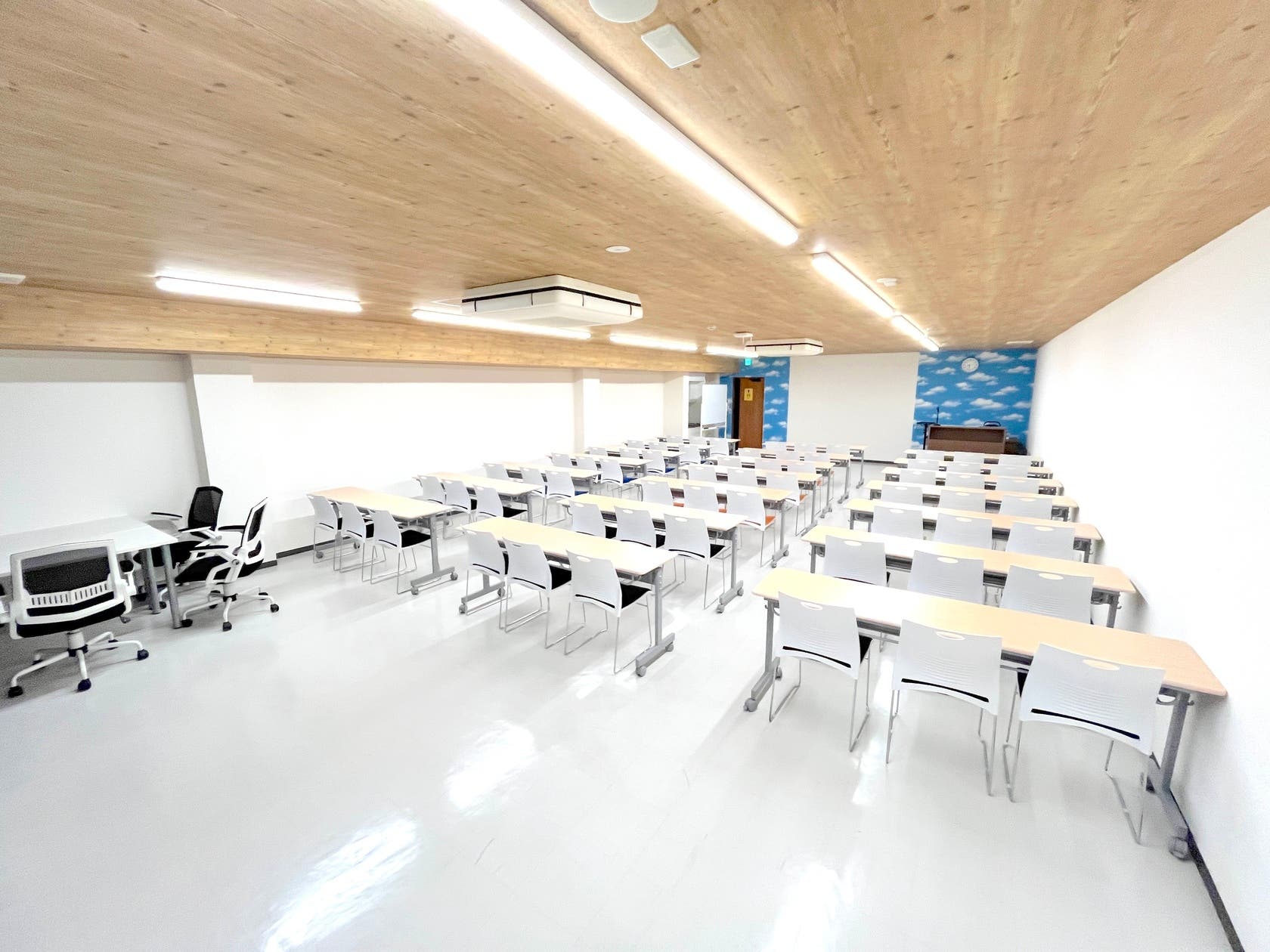 【大人数収容ホール】数十人規模のセミナーやイベントにお使いいただけます。オビヤギルド3階にあります。の写真1