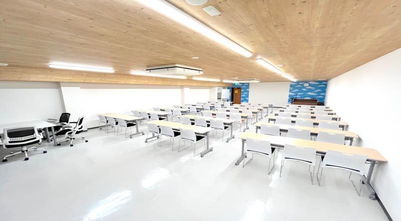 【大人数収容ホール】数十人規模のセミナーやイベントにお使いいただけます。オビヤギルド3階にあります。