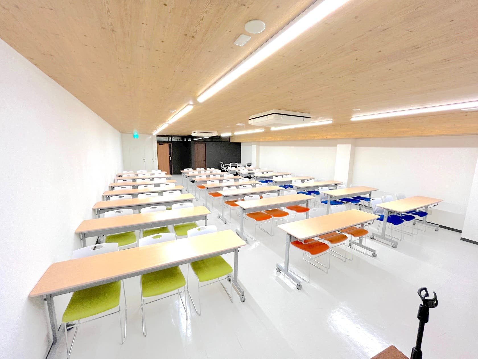 【大人数収容ホール】数十人規模のセミナーやイベントにお使いいただけます。オビヤギルド3階にあります。の写真2