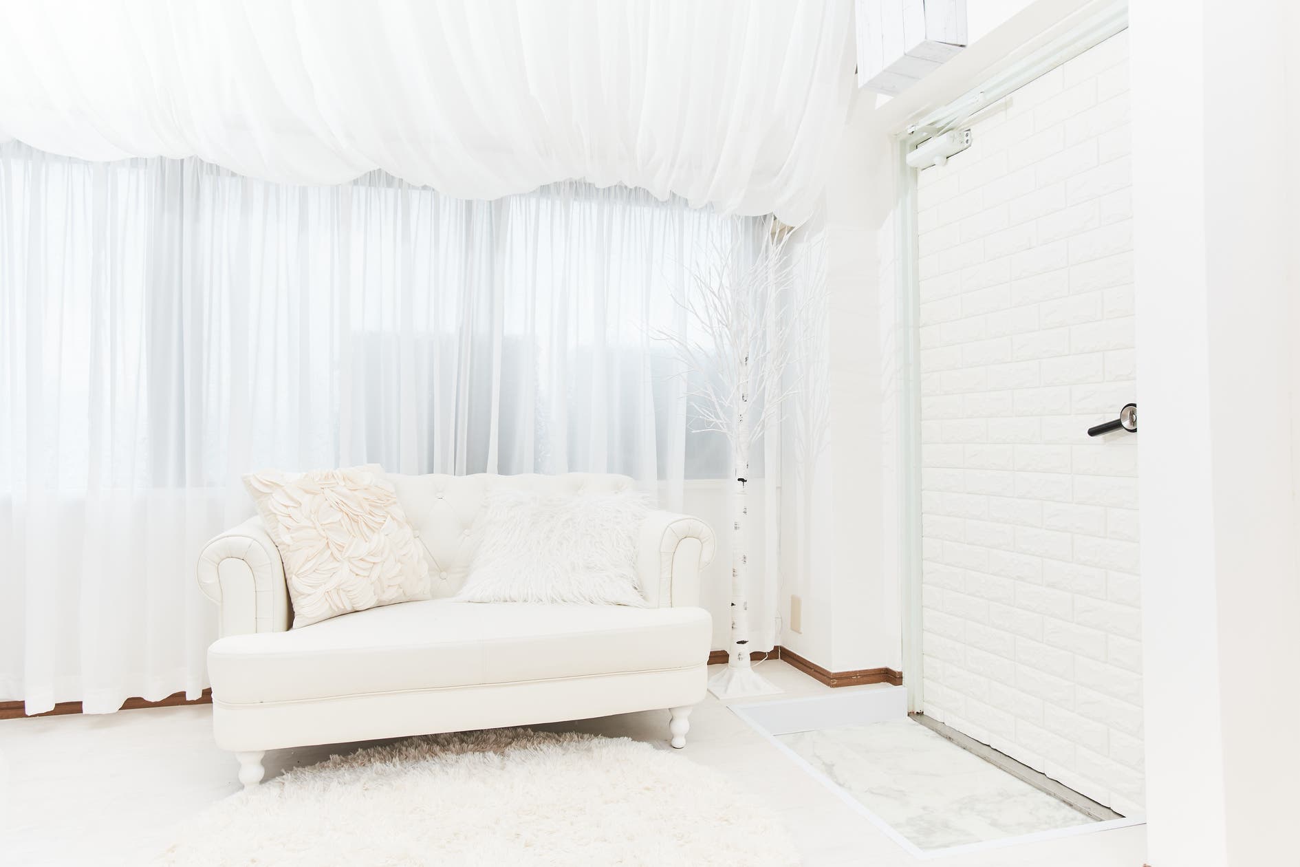 JR大久保駅から徒歩1分！赤レンガづくりのレトロな佇まいの屋上階にひっそりと佇む“秘密のフォトスタジオ”の写真1