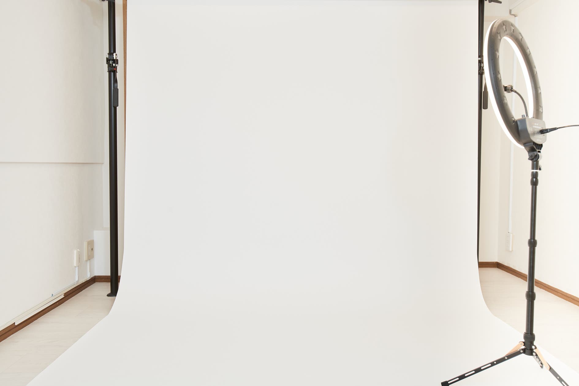 JR大久保駅から徒歩1分！赤レンガづくりのレトロな佇まいの屋上階にひっそりと佇む“秘密のフォトスタジオ”の写真2