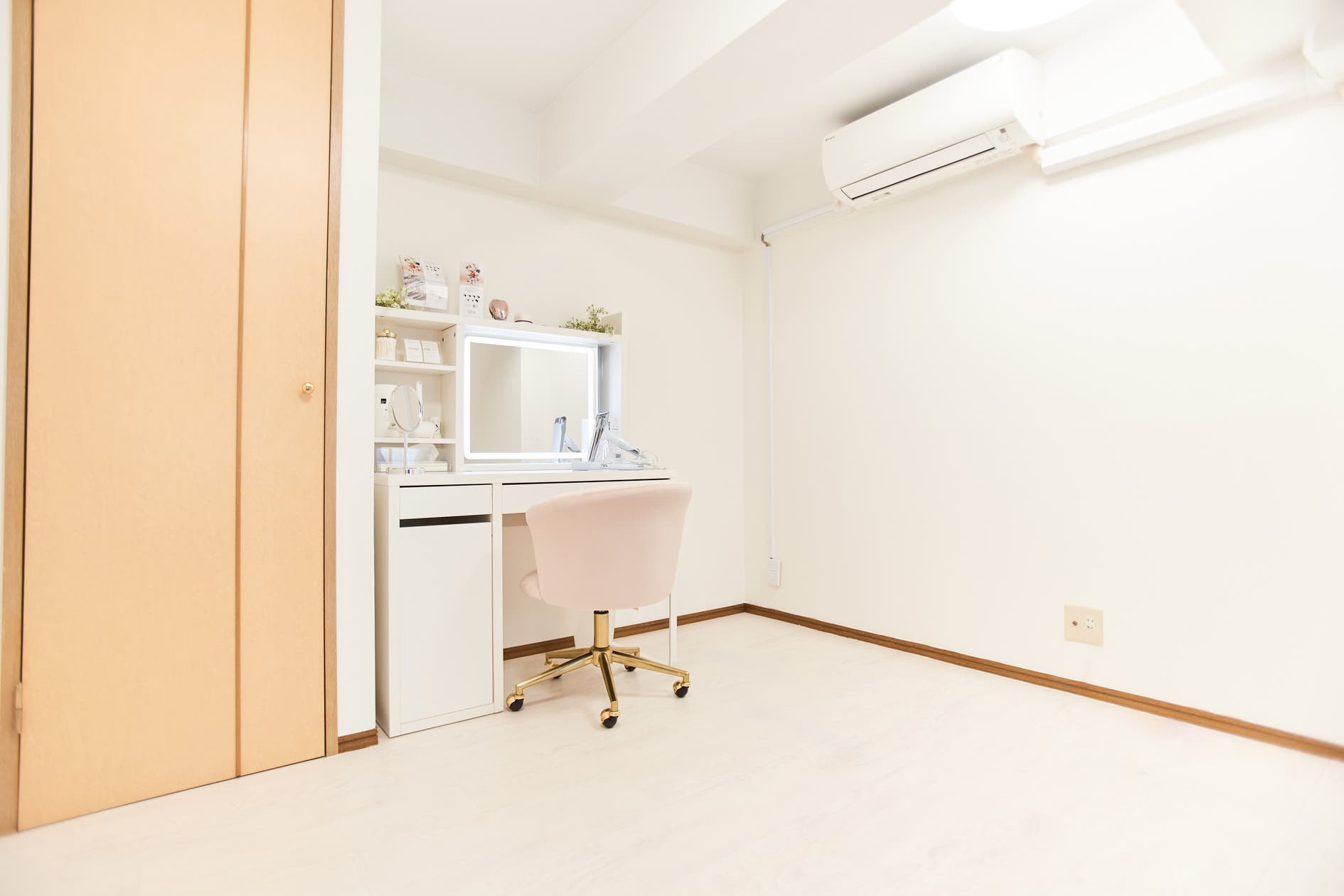 JR大久保駅から徒歩1分！赤レンガづくりのレトロな佇まいの屋上階にひっそりと佇む“秘密のフォトスタジオ”の写真3