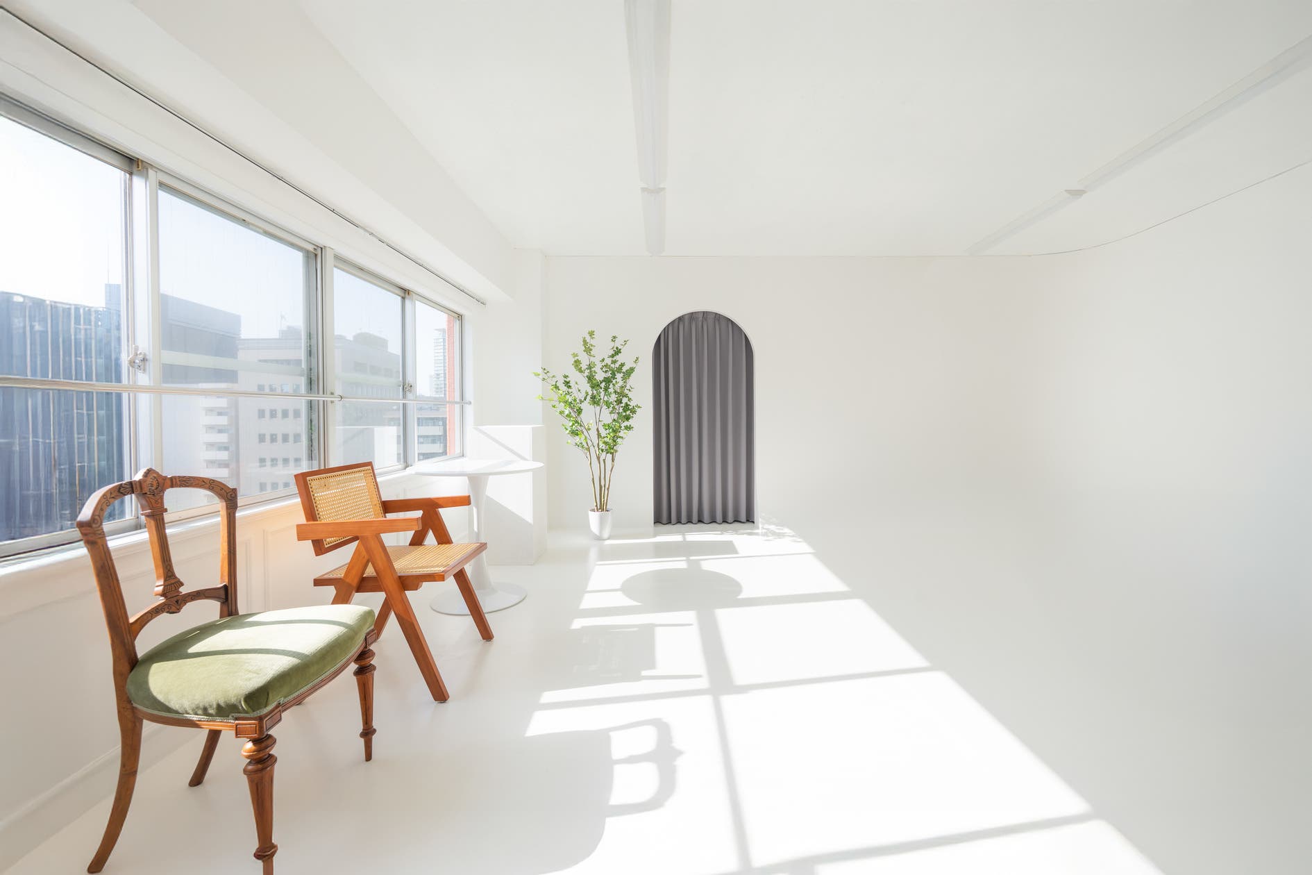 映える、自然光白ホリ。｜撮影機材無料貸出｜メイクスペース完備｜プロカメラマン監修｜新宿御苑前2分｜ポートレートの写真16