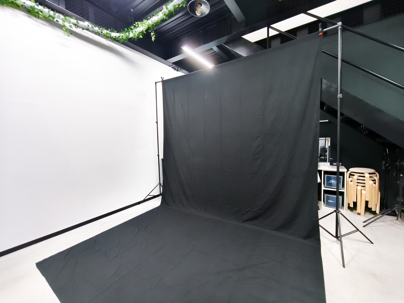 【無料駐車場付きペット可撮影スタジオ】大きな窓/自然光/モルタル調ホリゾント壁/家族写真・MV撮影・ポートレート・撮影会の写真13