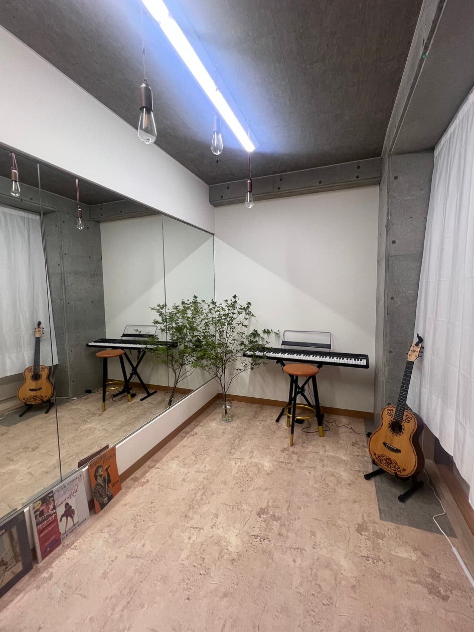 西新宿徒歩4分｜24時間歌唱可能！電子ピアノ＆鏡＆マイク完備！撮影・レッスン向けスタジオの写真1