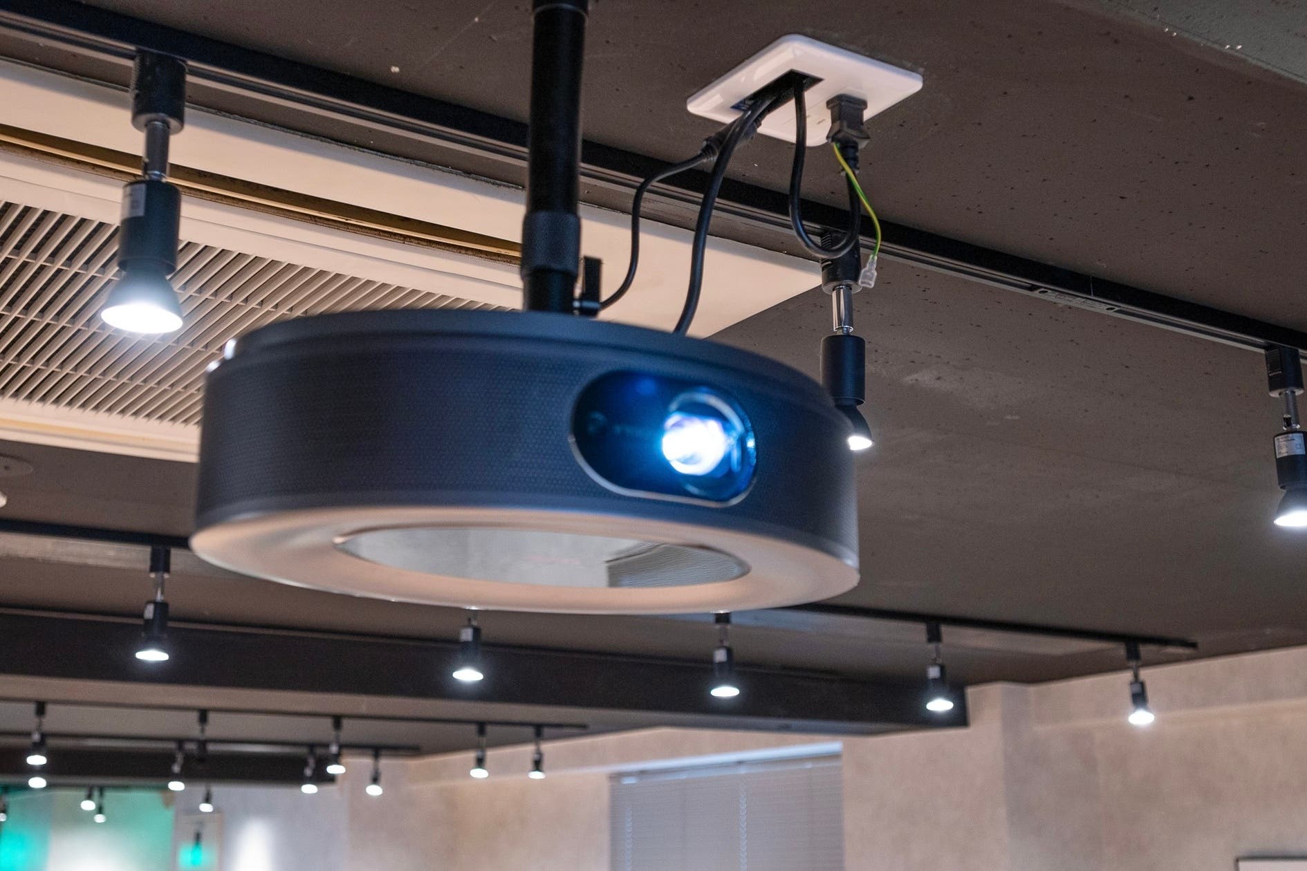 渋谷駅1分🚃最大86名着席🎉ステージ付き超大型スペース🎤懇親会/イベント/ビジネス利用に♪の写真13