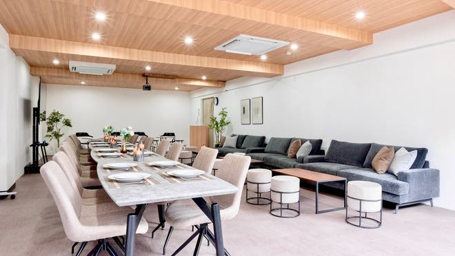 【横浜駅7分】最大64名着席✨限定価格🉐100㌅大型モニター/着席64名/立食70名/会議/セミナー/食事会/勉強会の写真3