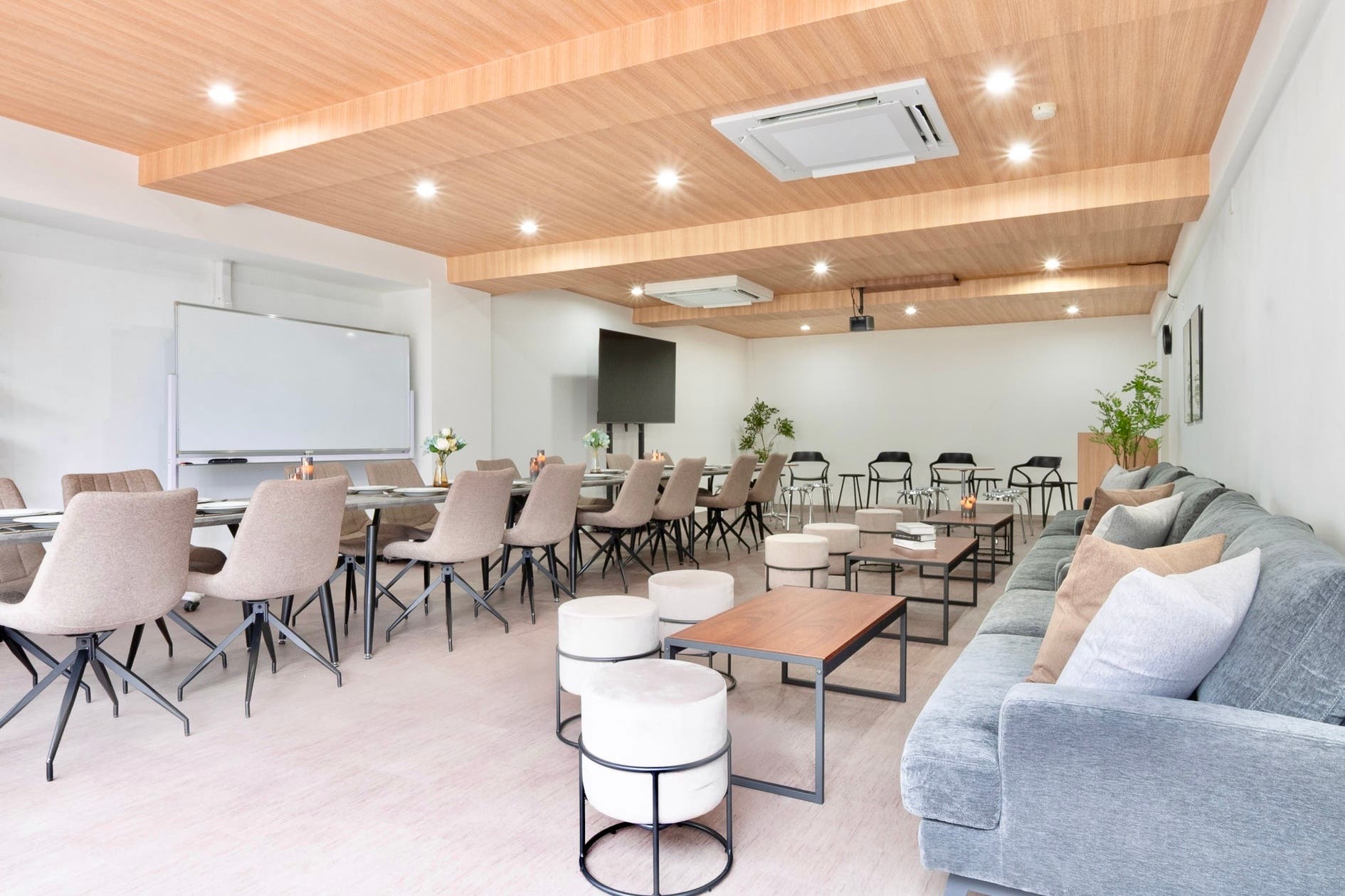 【横浜駅7分】最大64名着席✨限定価格🉐100㌅大型モニター/着席64名/立食70名/会議/セミナー/食事会/勉強会の写真5