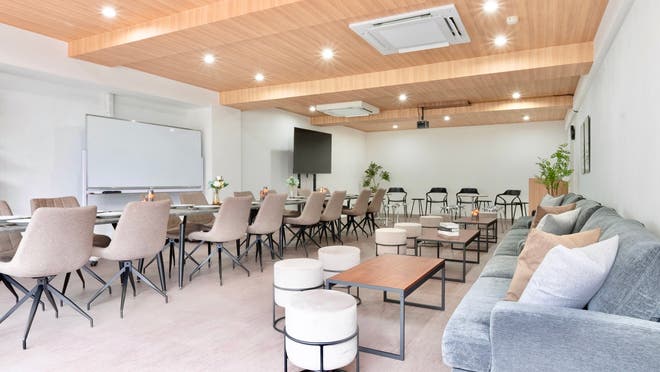 【横浜駅7分】最大64名着席✨限定価格🉐100㌅大型モニター/着席64名/立食70名/会議/セミナー/食事会/勉強会の写真5