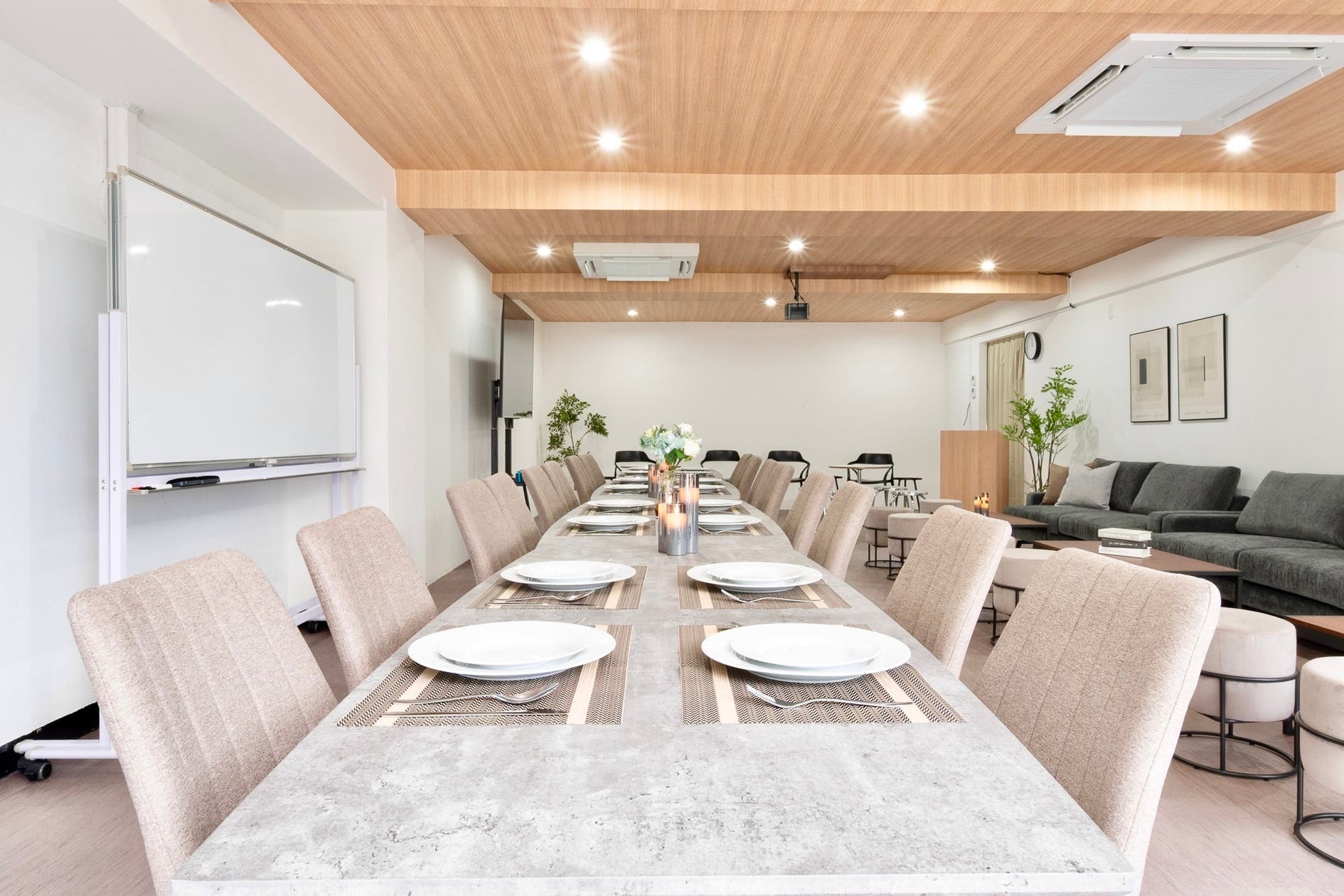 【横浜駅7分】最大64名着席✨限定価格🉐100㌅大型モニター/着席64名/立食70名/会議/セミナー/食事会/勉強会の写真6