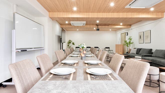 【横浜駅7分】最大64名着席✨限定価格🉐100㌅大型モニター/着席64名/立食70名/会議/セミナー/食事会/勉強会の写真6