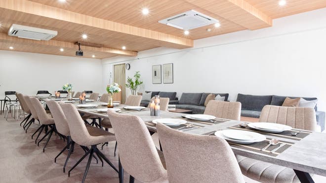 【横浜駅7分】最大64名着席✨限定価格🉐100㌅大型モニター/着席64名/立食70名/会議/セミナー/食事会/勉強会の写真7