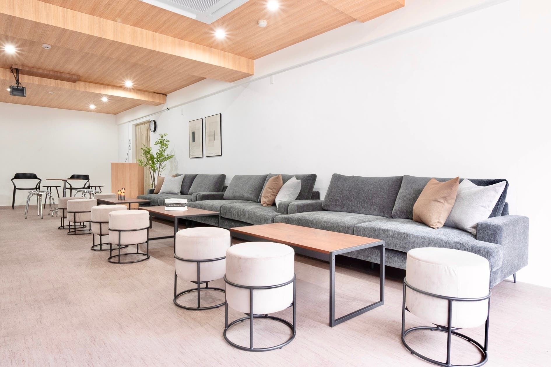 【横浜駅7分】最大64名着席✨限定価格🉐100㌅大型モニター/着席64名/立食70名/会議/セミナー/食事会/勉強会の写真8