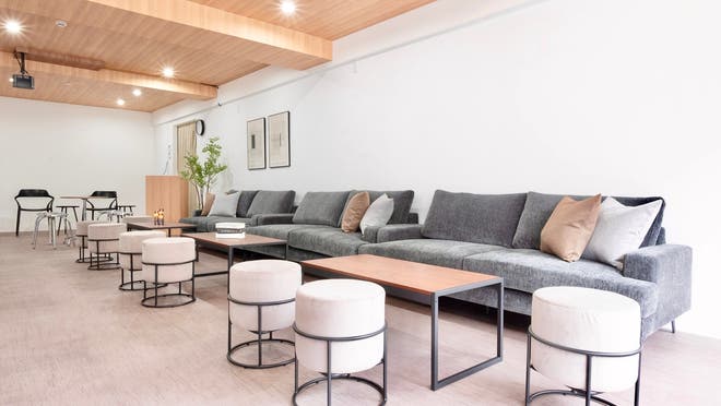 【横浜駅7分】最大64名着席✨限定価格🉐100㌅大型モニター/着席64名/立食70名/会議/セミナー/食事会/勉強会の写真8