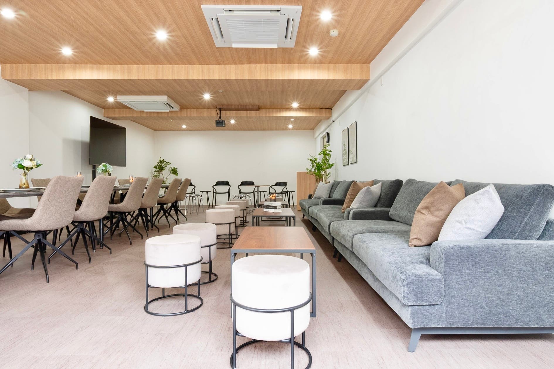 【横浜駅7分】最大64名着席✨限定価格🉐100㌅大型モニター/着席64名/立食70名/会議/セミナー/食事会/勉強会の写真9