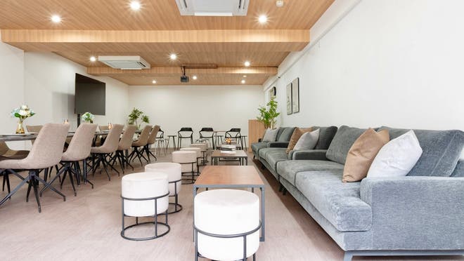 【横浜駅7分】最大64名着席✨限定価格🉐100㌅大型モニター/着席64名/立食70名/会議/セミナー/食事会/勉強会の写真9