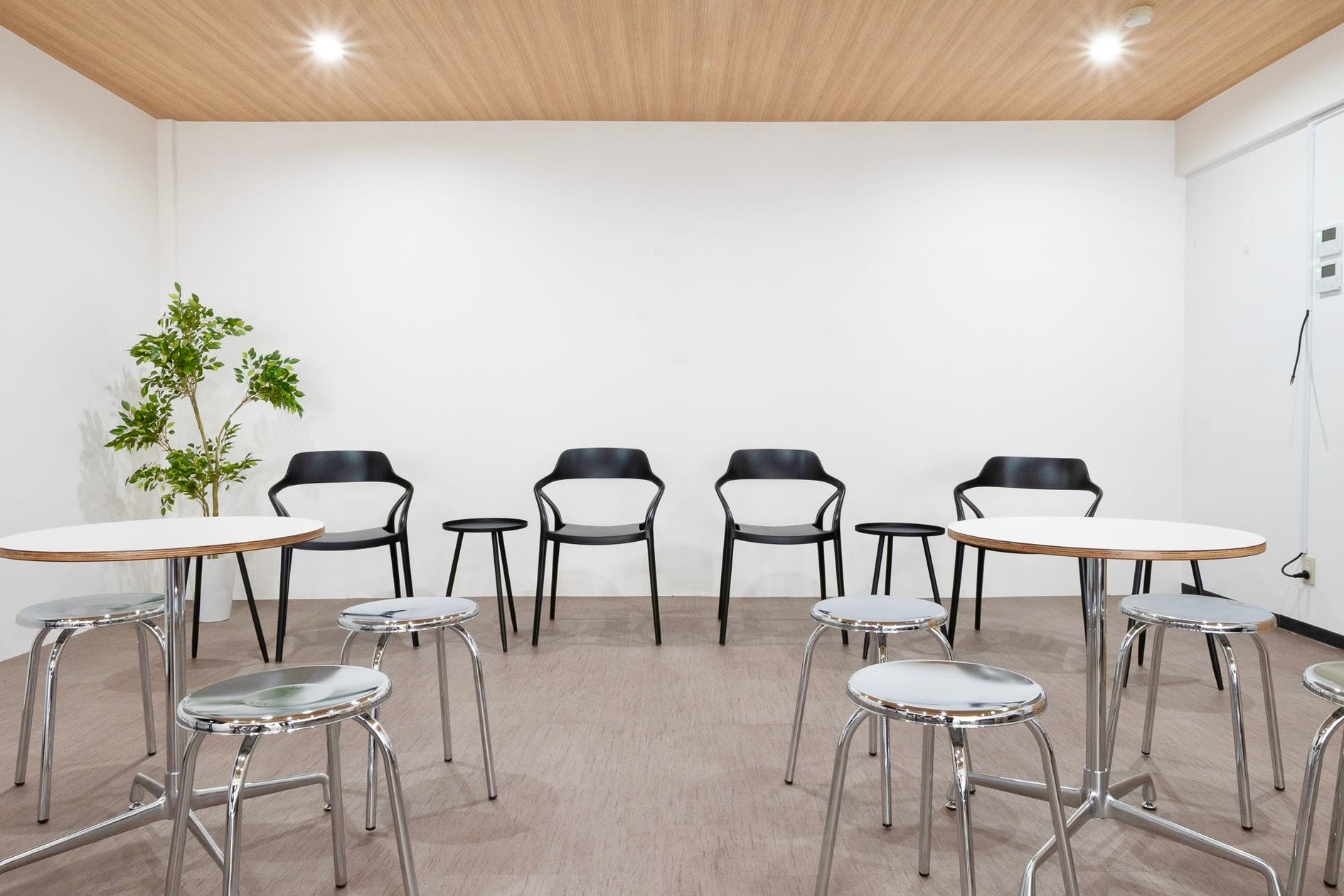 【横浜駅7分】最大64名着席✨限定価格🉐100㌅大型モニター/着席64名/立食70名/会議/セミナー/食事会/勉強会の写真10