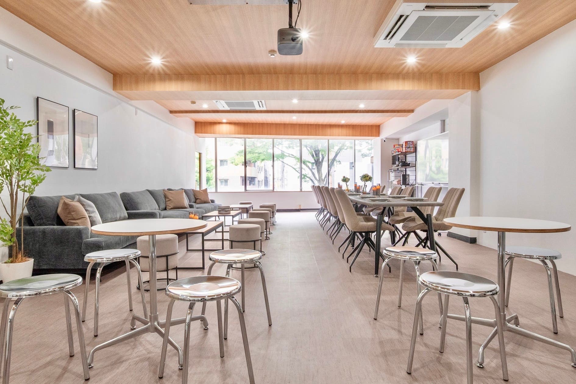 【横浜駅7分】最大64名着席✨限定価格🉐100㌅大型モニター/着席64名/立食70名/会議/セミナー/食事会/勉強会の写真11