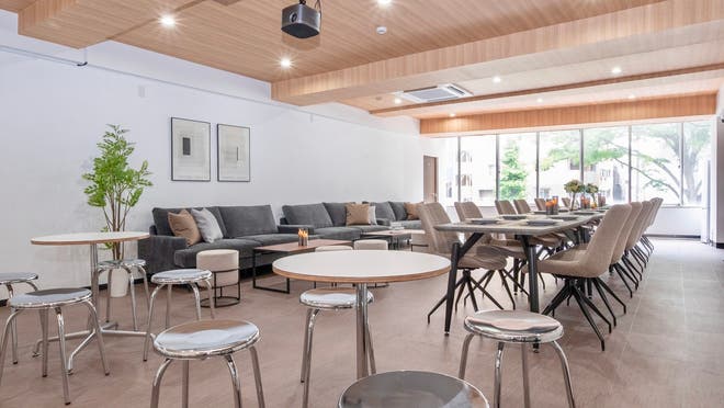 【横浜駅7分】最大64名着席✨限定価格🉐100㌅大型モニター/着席64名/立食70名/会議/セミナー/食事会/勉強会の写真1