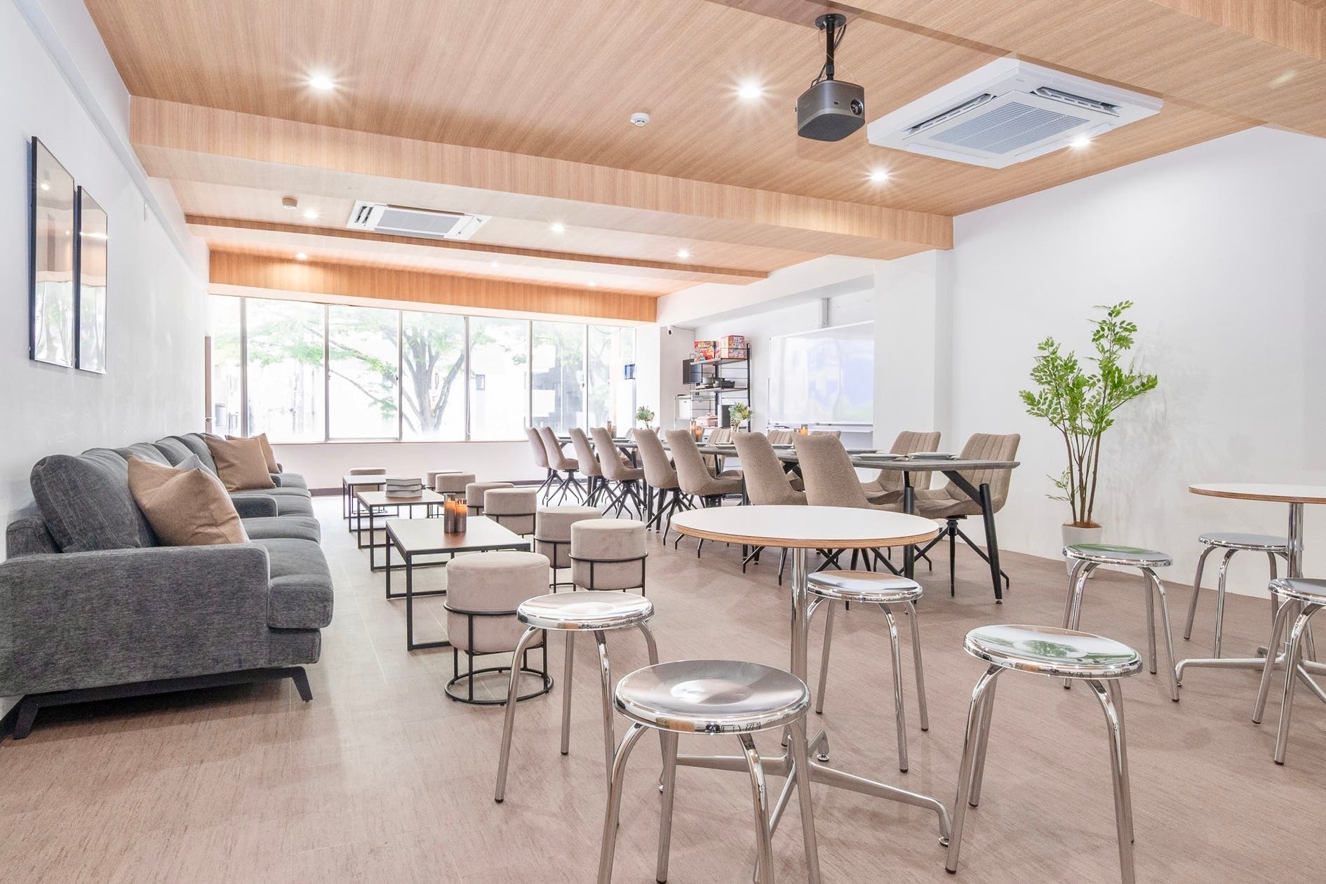 【横浜駅7分】最大64名着席✨限定価格🉐100㌅大型モニター/着席64名/立食70名/会議/セミナー/食事会/勉強会の写真12