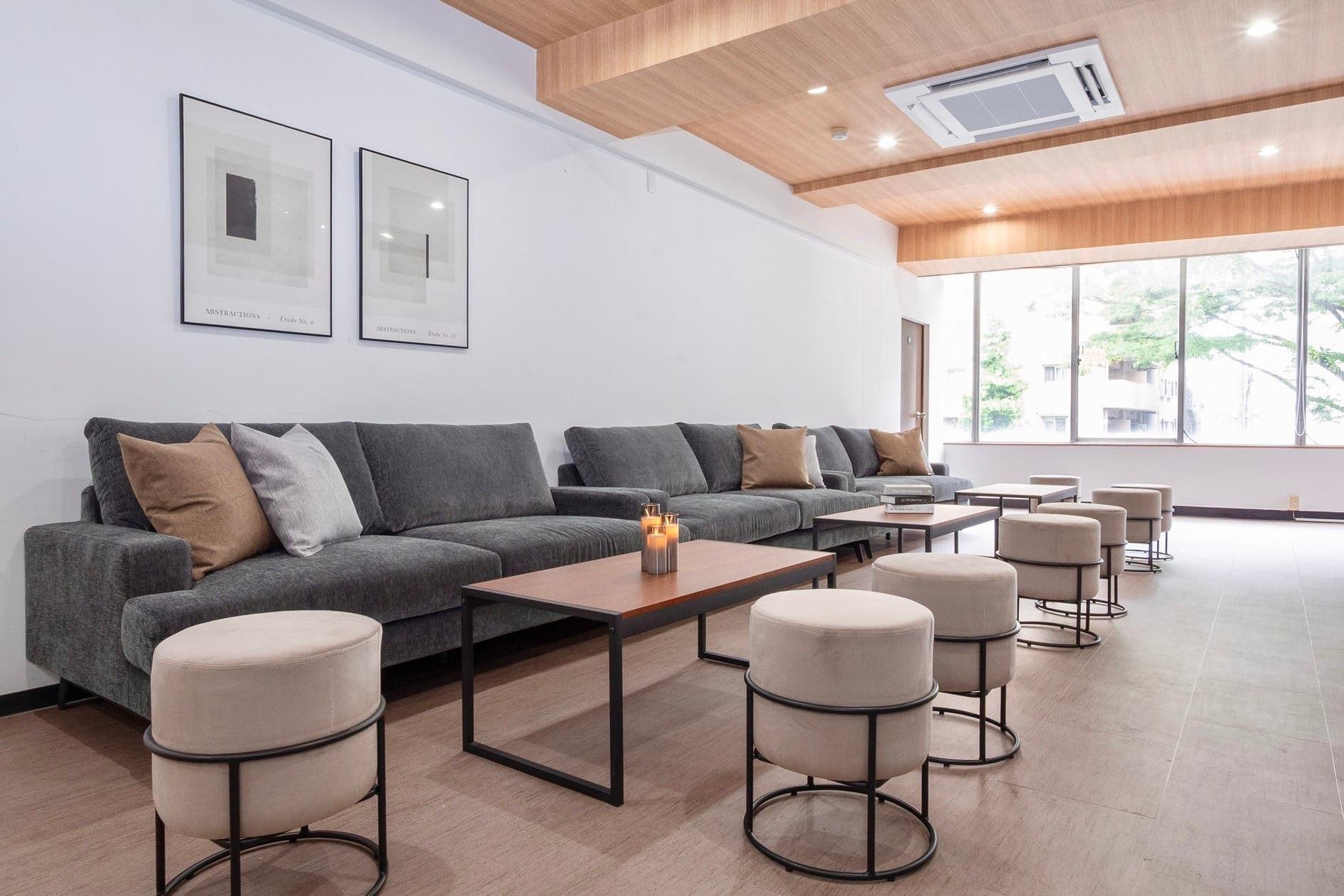 【横浜駅7分】最大64名着席✨限定価格🉐100㌅大型モニター/着席64名/立食70名/会議/セミナー/食事会/勉強会の写真13