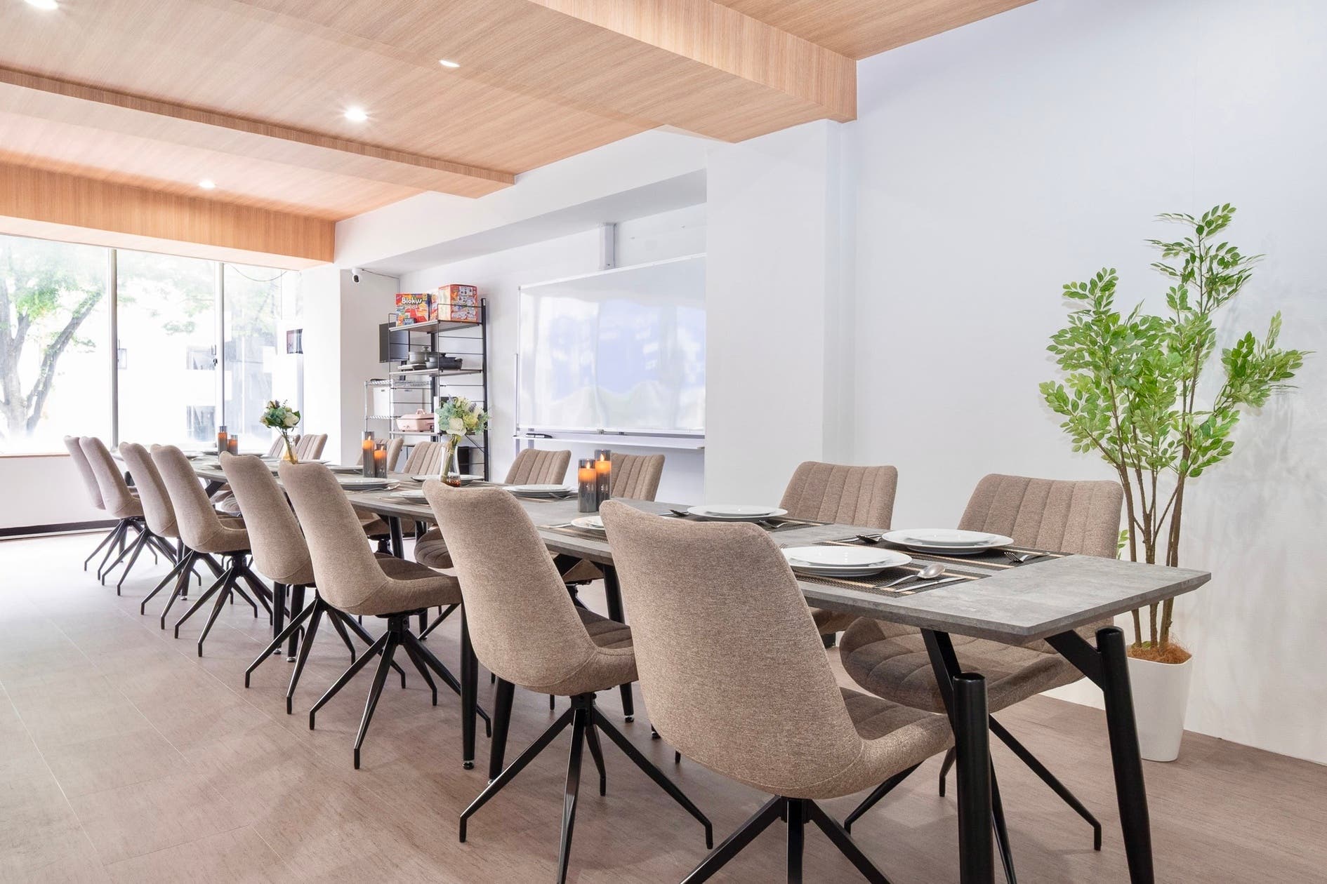 【横浜駅7分】最大64名着席✨限定価格🉐100㌅大型モニター/着席64名/立食70名/会議/セミナー/食事会/勉強会の写真14