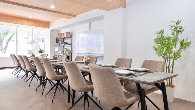 【横浜駅7分】最大64名着席✨限定価格🉐100㌅大型モニター/着席64名/立食70名/会議/セミナー/食事会/勉強会の写真14