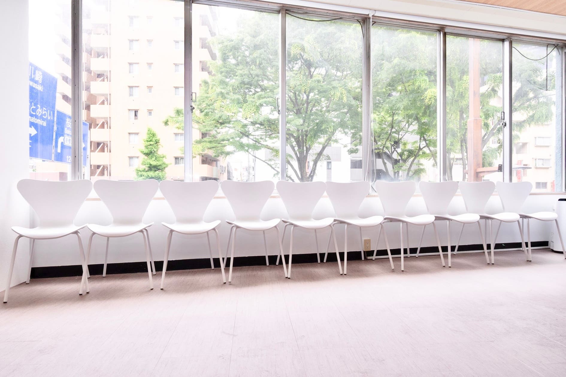 【横浜駅7分】最大64名着席✨限定価格🉐100㌅大型モニター/着席64名/立食70名/会議/セミナー/食事会/勉強会の写真15