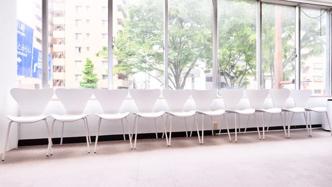 【横浜駅7分】最大64名着席✨限定価格🉐100㌅大型モニター/着席64名/立食70名/会議/セミナー/食事会/勉強会の写真15