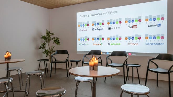 【横浜駅7分】最大64名着席✨限定価格🉐100㌅大型モニター/着席64名/立食70名/会議/セミナー/食事会/勉強会の写真17