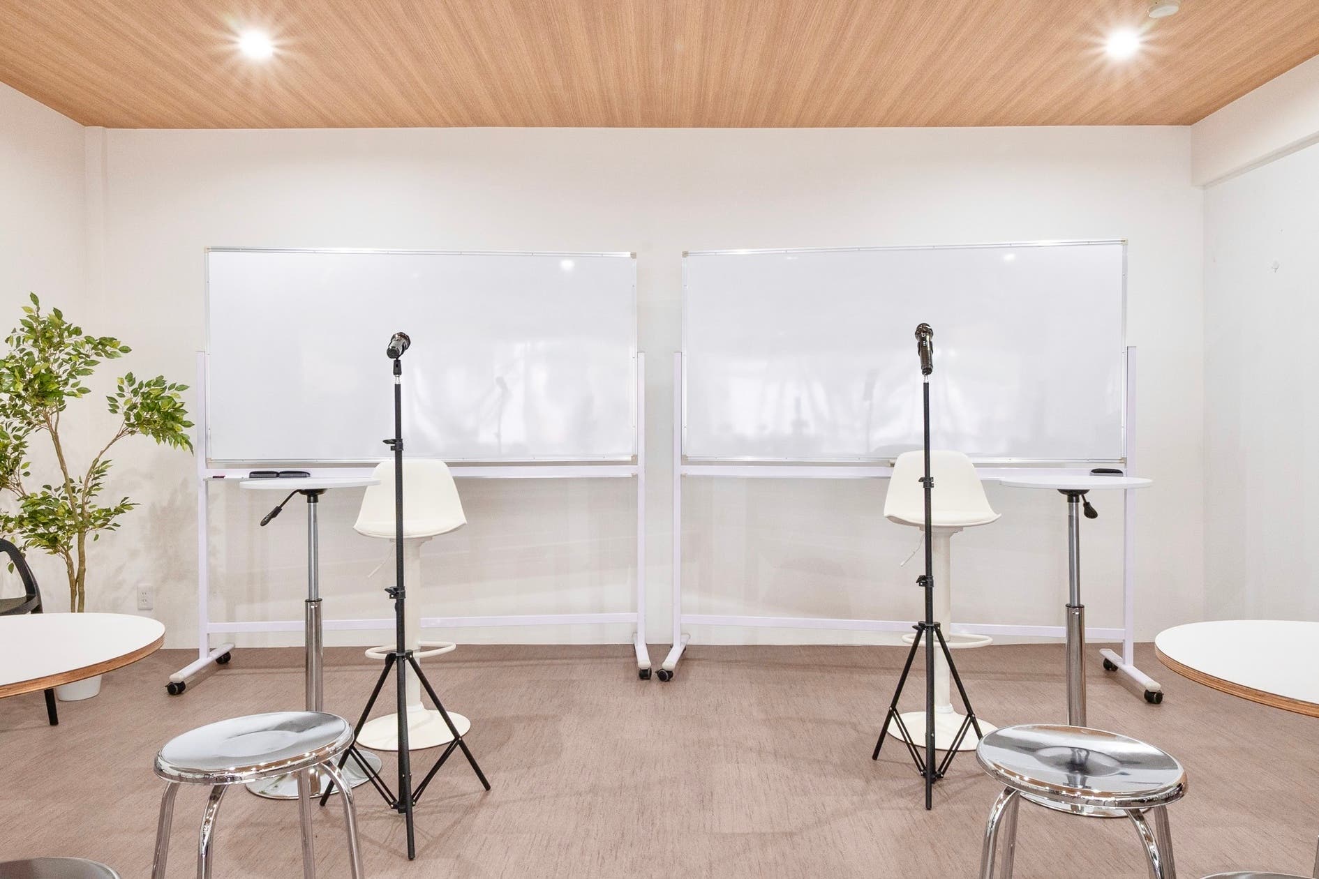 【横浜駅7分】最大64名着席✨限定価格🉐100㌅大型モニター/着席64名/立食70名/会議/セミナー/食事会/勉強会の写真19