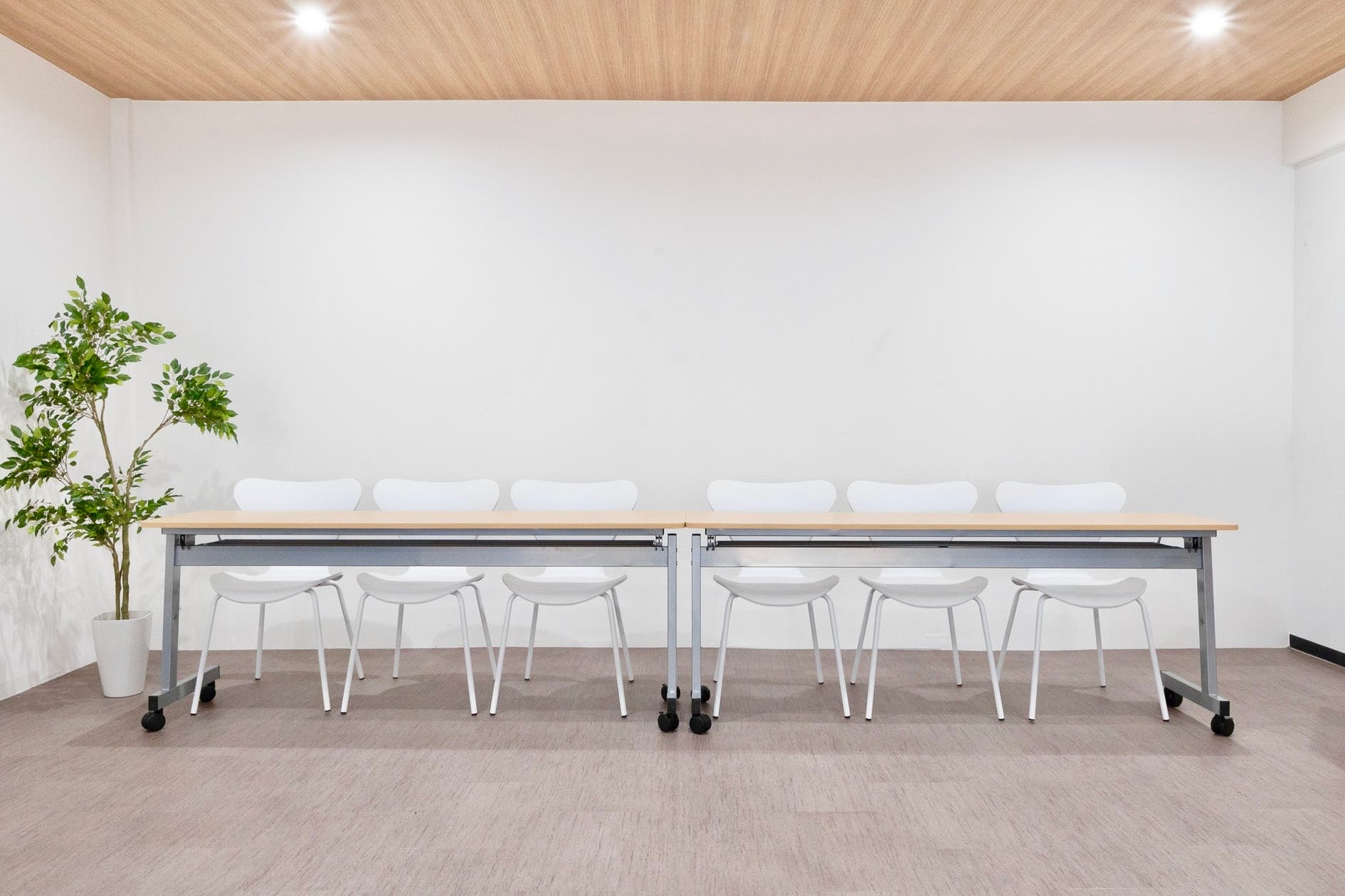 【横浜駅7分】最大64名着席✨限定価格🉐100㌅大型モニター/着席64名/立食70名/会議/セミナー/食事会/勉強会の写真20