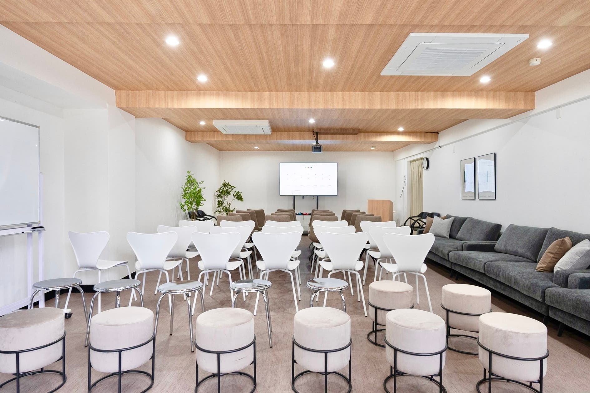 【横浜駅7分】最大64名着席✨限定価格🉐100㌅大型モニター/着席64名/立食70名/会議/セミナー/食事会/勉強会の写真28